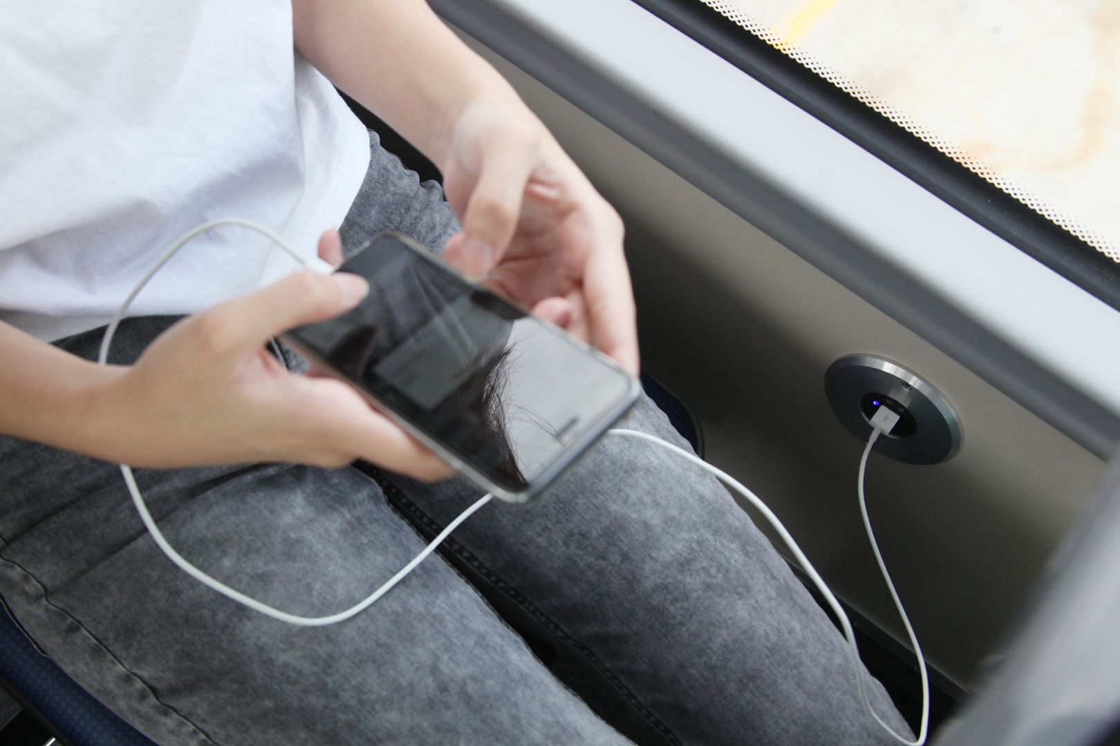 Fasilitas Pengisian Baterai Smartphone Dalam Bus, Ya atau Tidak?