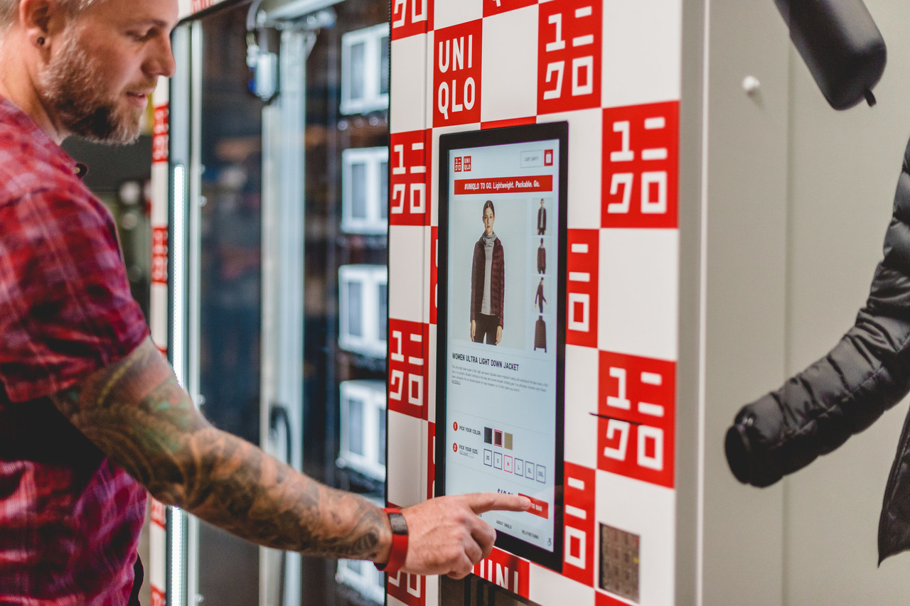Uniqlo Segera Jual Pakaian Lewat Vending Machine