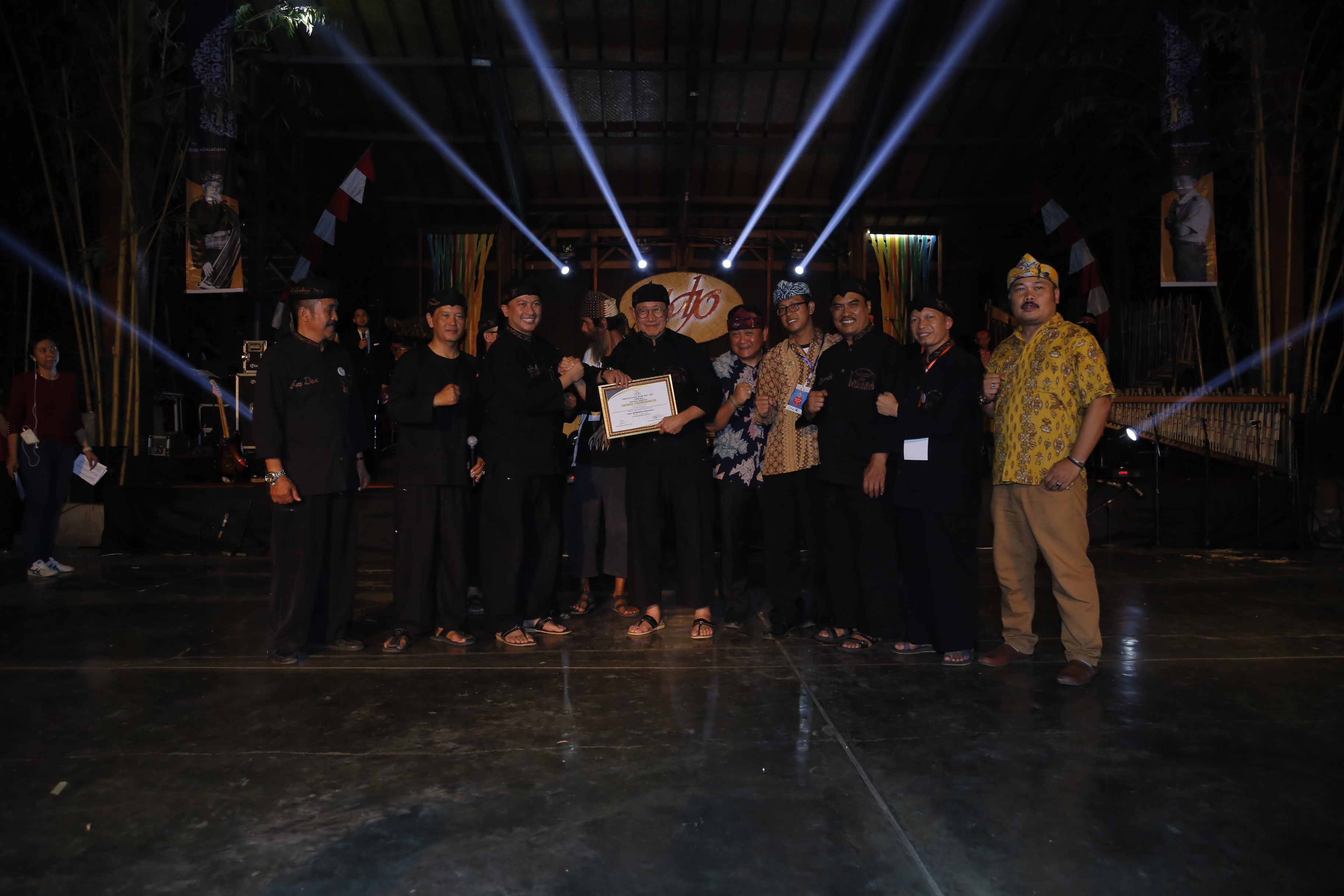 Hermawan Kartajaya Terima Gelar Asep Hermawan